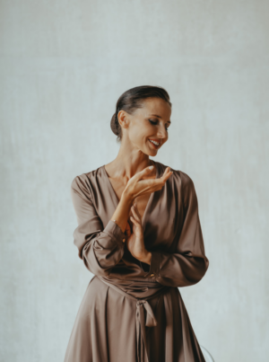 Hand Posing Guide For Portrait Photography