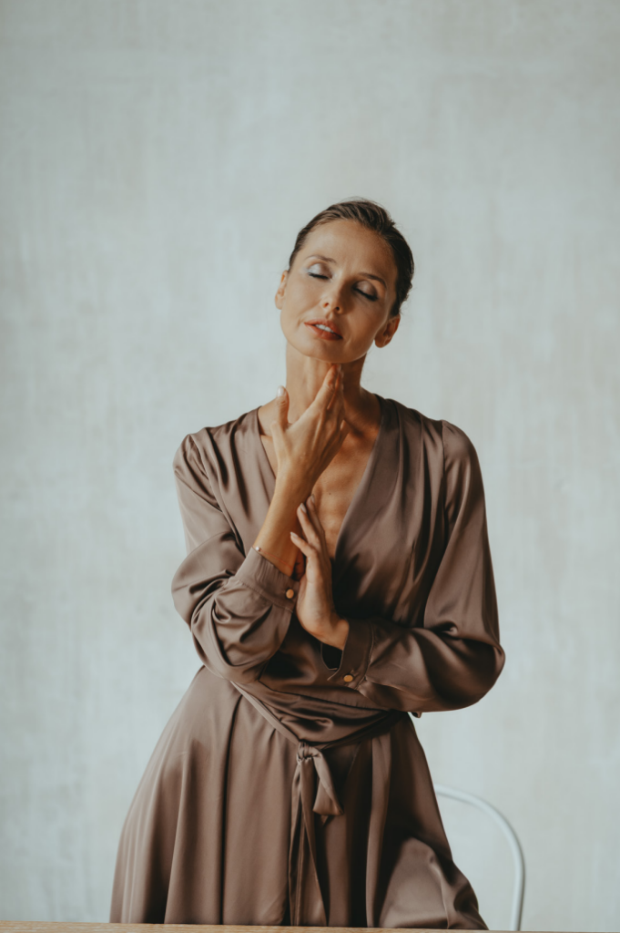 Hand Posing Guide For Portrait Photography