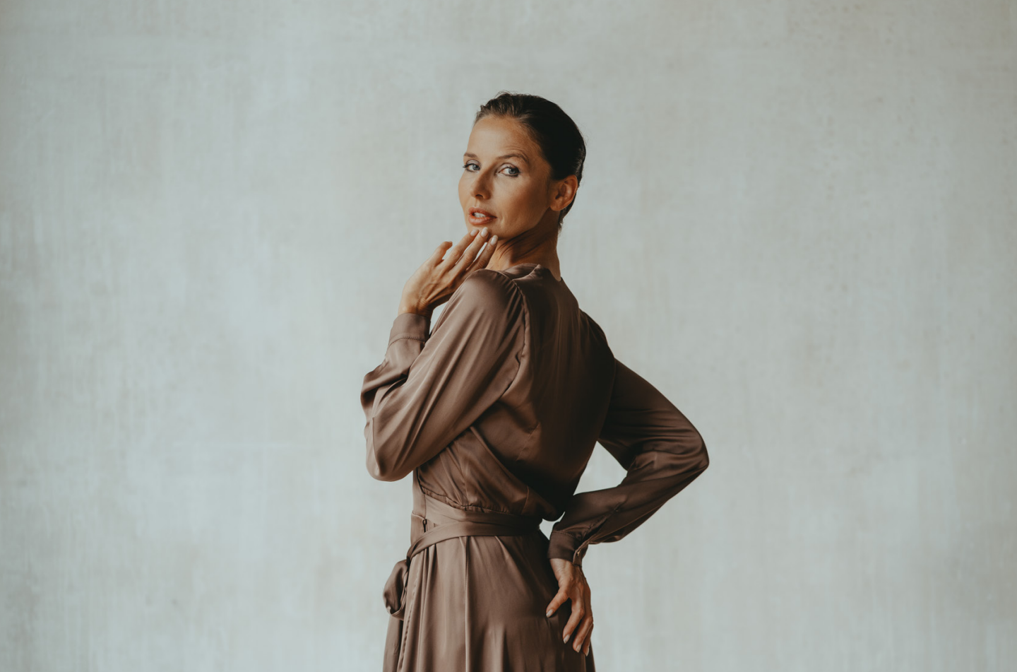 Hand Posing Guide For Portrait Photography