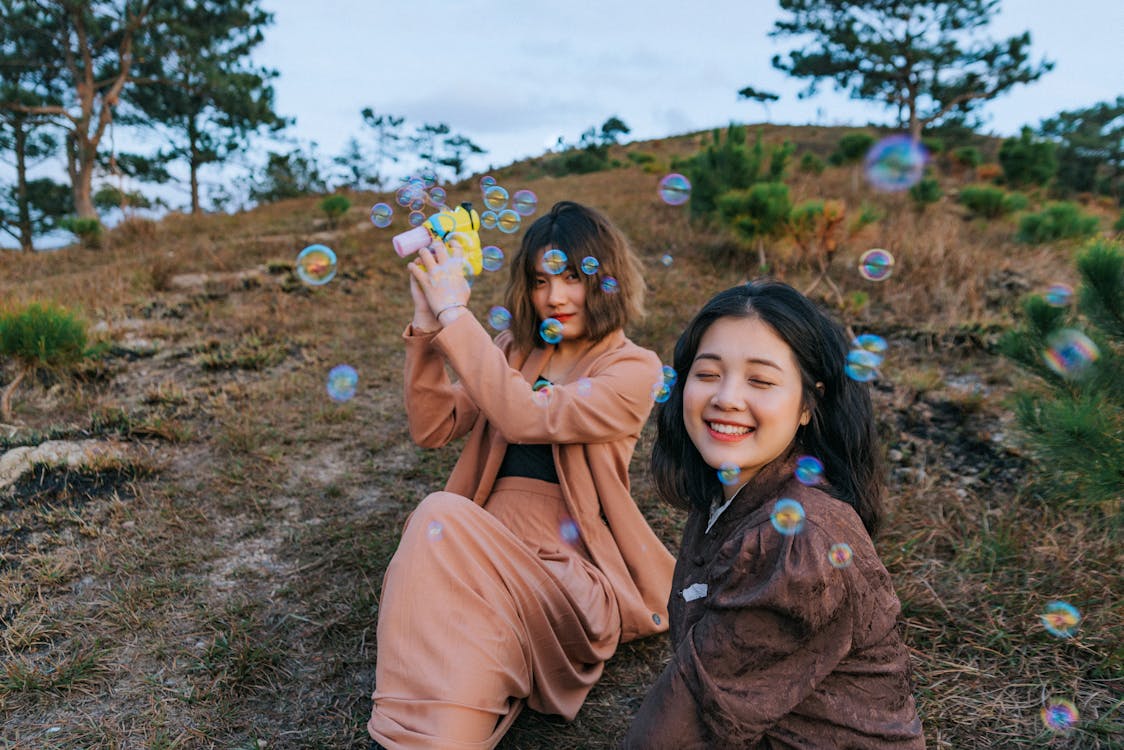 Best Friend Poses: 33 Trendy & Fun Ideas for Aesthetic Shots