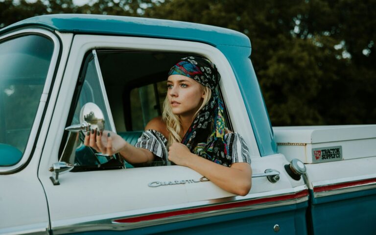 90s Photoshoot Poses | Top 11 Ideas To Try (For Cool Retro Feels)