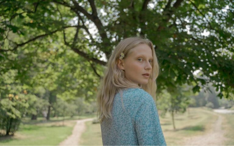 90s Photoshoot Poses | Top 11 Ideas To Try (For Cool Retro Feels)