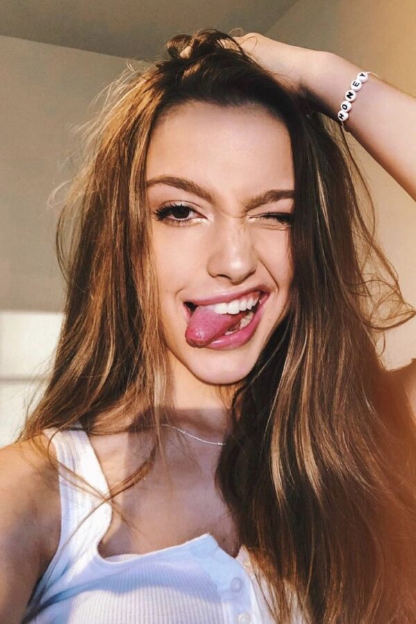 30 Cute Selfie Poses To Elevate Your Instagram Feed