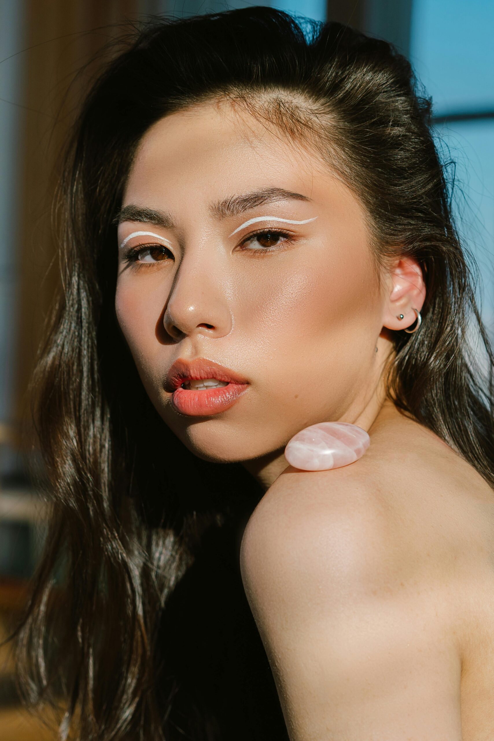 30 Cute Selfie Poses to Elevate Your Instagram Feed